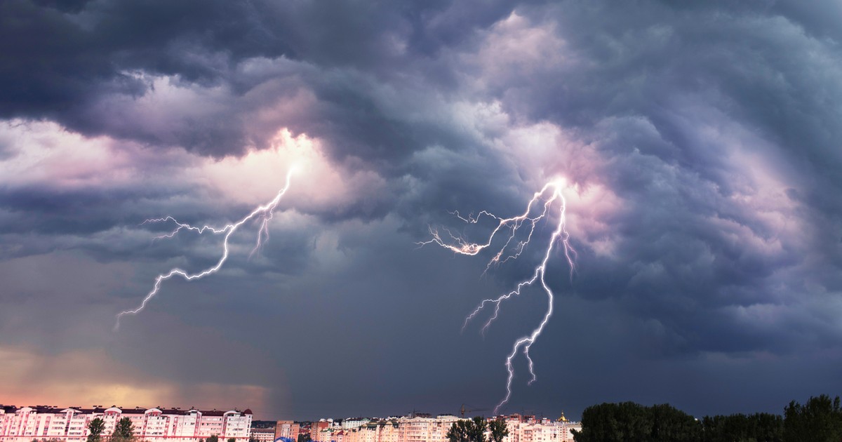 Czy w trakcie burzy powinno się wyciągać wtyczki z gniazdka? - Kobieta