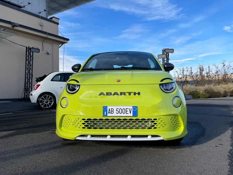 Abarth 500e już nie grzmi wydechem, lecz głośnikiem. Widziałem go na żywo