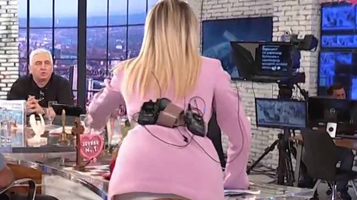 Šok u jutarnjem: Jovana Jeremić se nagla preko stola, sve joj ispalo - Blic