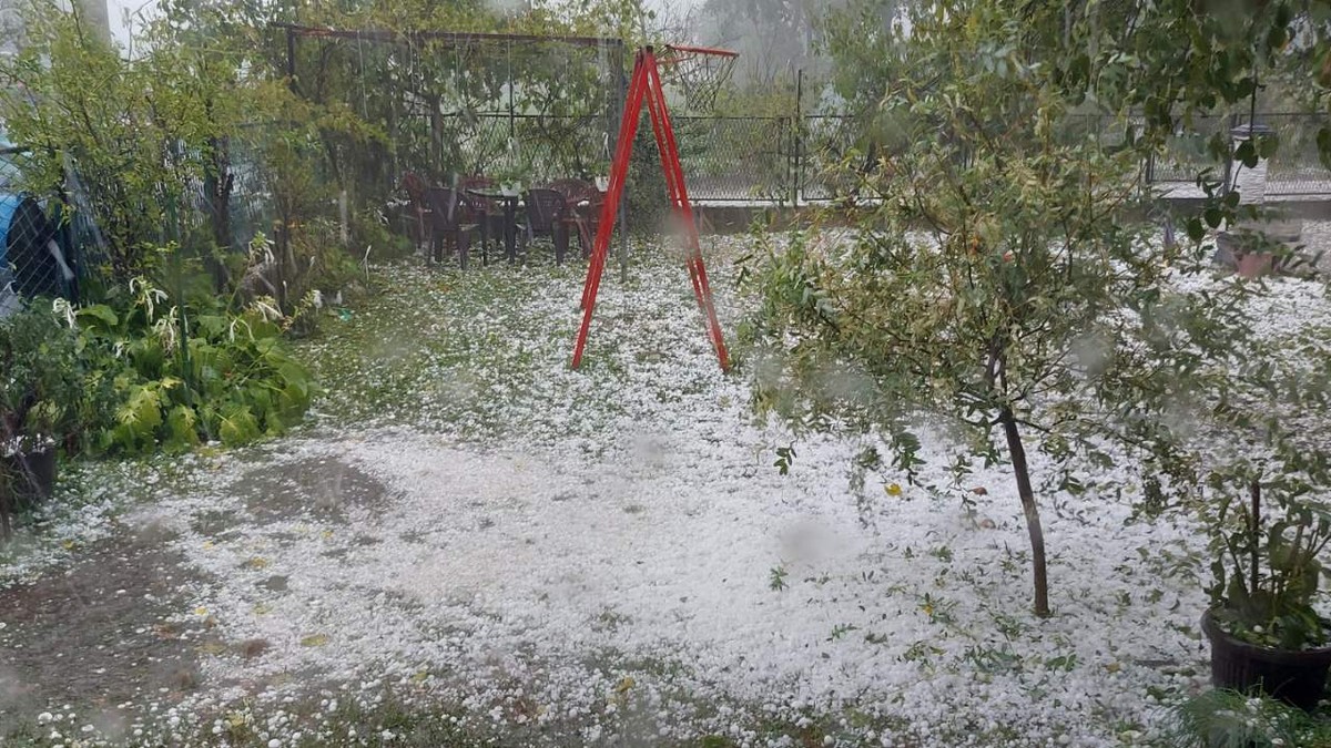 Grad veličine oraha pogodio sela oko Kraljeva: Pucali su crepovi - Blic