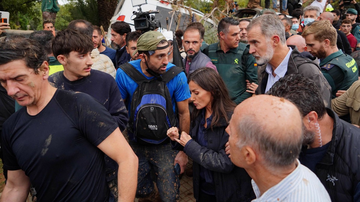 Królowa Letizia i król Filip VI obrzuceni błotem. Królowa nie ...