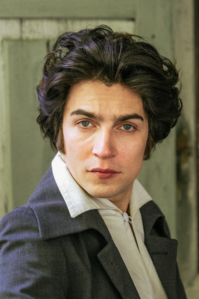 Nikodem Rozbicki w roli Mickiewicza. Na planie nie brakuje gorących scen - Plejada.pl