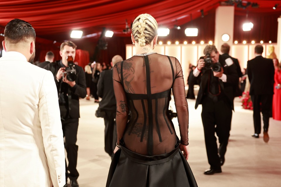 Oscary 2023. Lady Gaga w odważnej kreacji. O mały włos nie doszło do ... Oscary 2023. Lady Gaga w odważnej kreacji. O mały włos nie doszło do ...