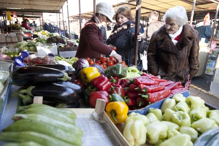 ISTRAŽUJEMO Napumpane cene povrća, jeftinije u radnjama nego na pijaci ...