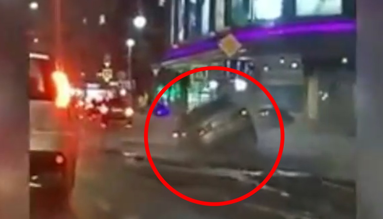 SNIMAK ZA NEVERICU Samo je nestao: Automobil nasred ulice UPAO U VELIKU RUPU i sleteo na krov ...