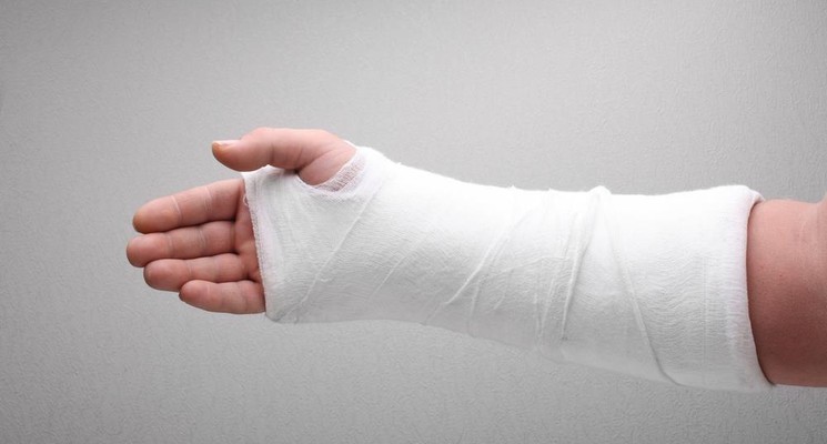 Pacjent stracił rękę. Winny może być za ciasny gips