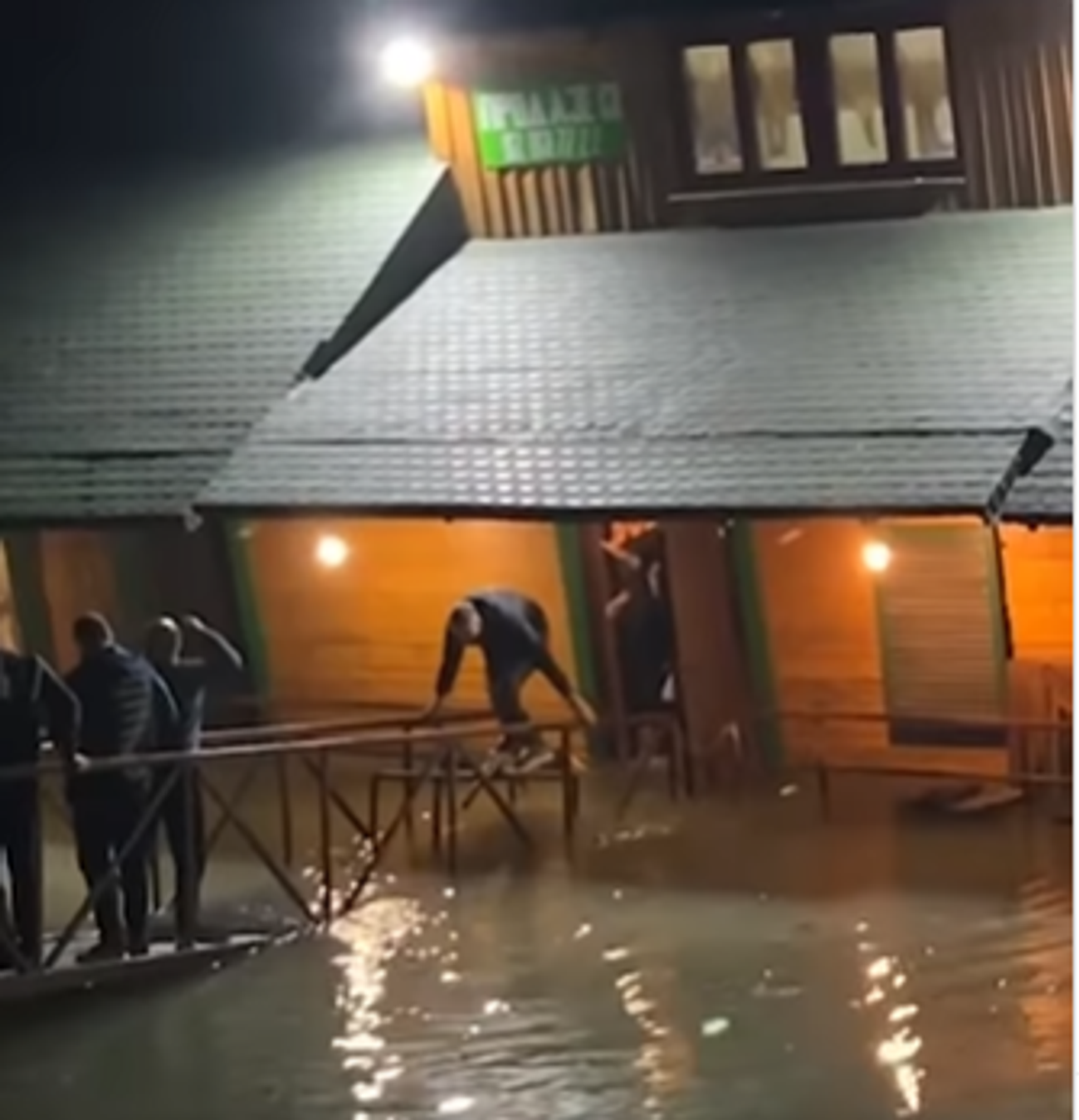 Potonuo splav u Smederevu: Isti lokal prošlog leta se zapalio - Blic