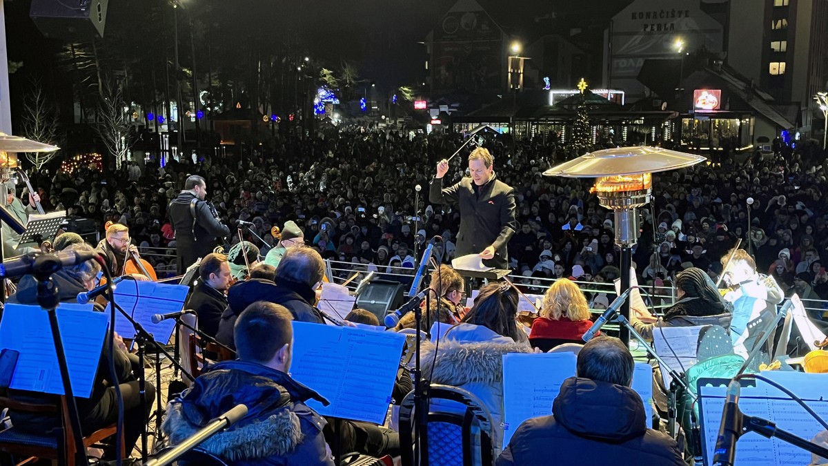 NA TRGU OPERA, U JABLANICI UŽIČKO KOLO Ovako je srpska Nova godina ...