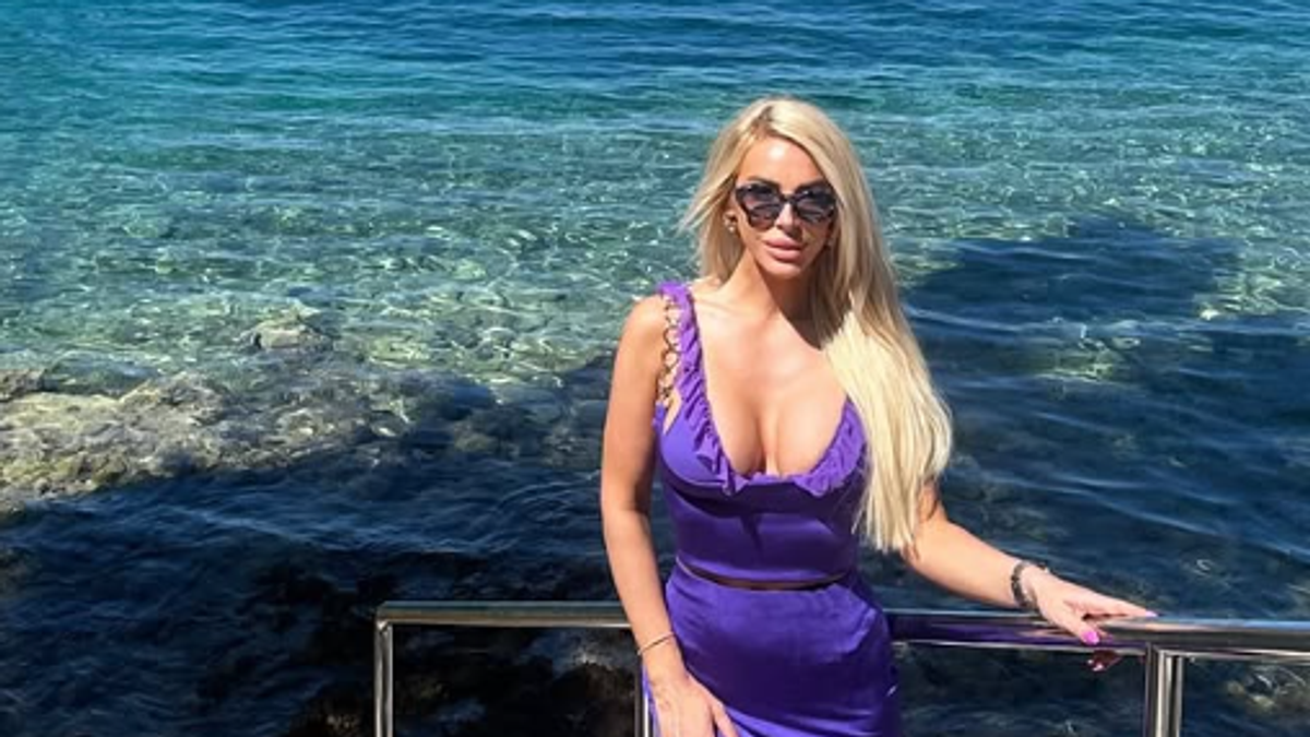 Bujne grudi i nikad tanji struk: Bojana Lazić u uskoj haljini pozirala pored mora - Blic