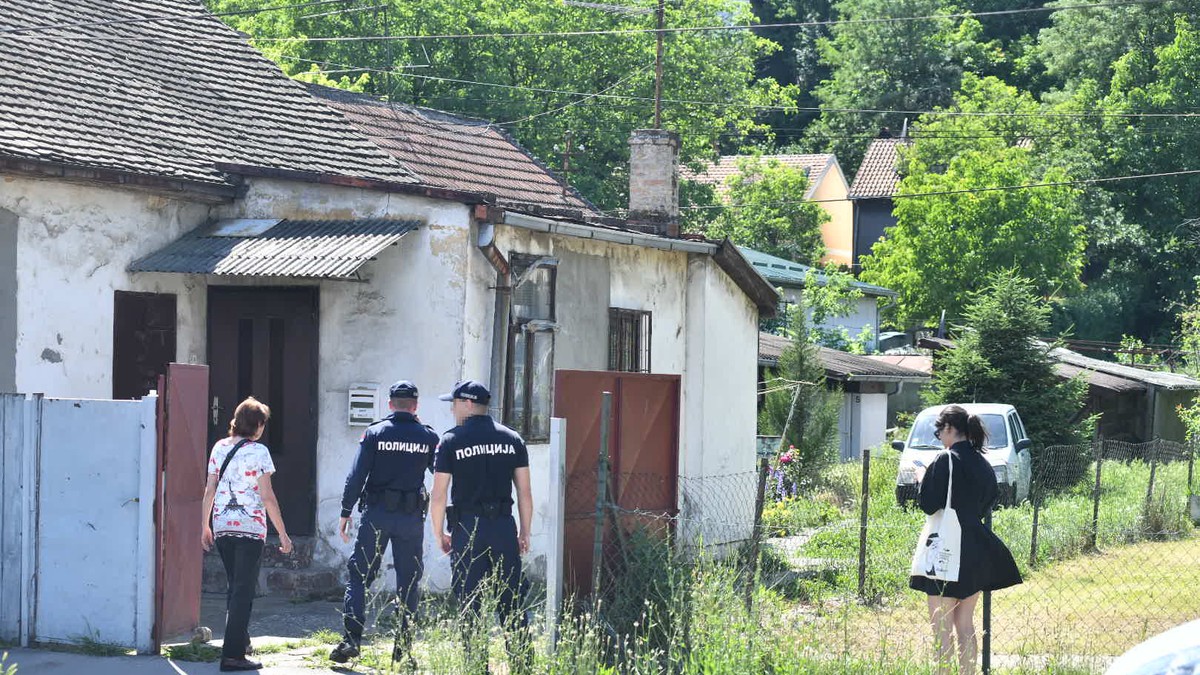 Prve slike sa mesta užasa u Zemunu: Sin zakopao oca u kući, 8 godina primao njegovu penziju ...