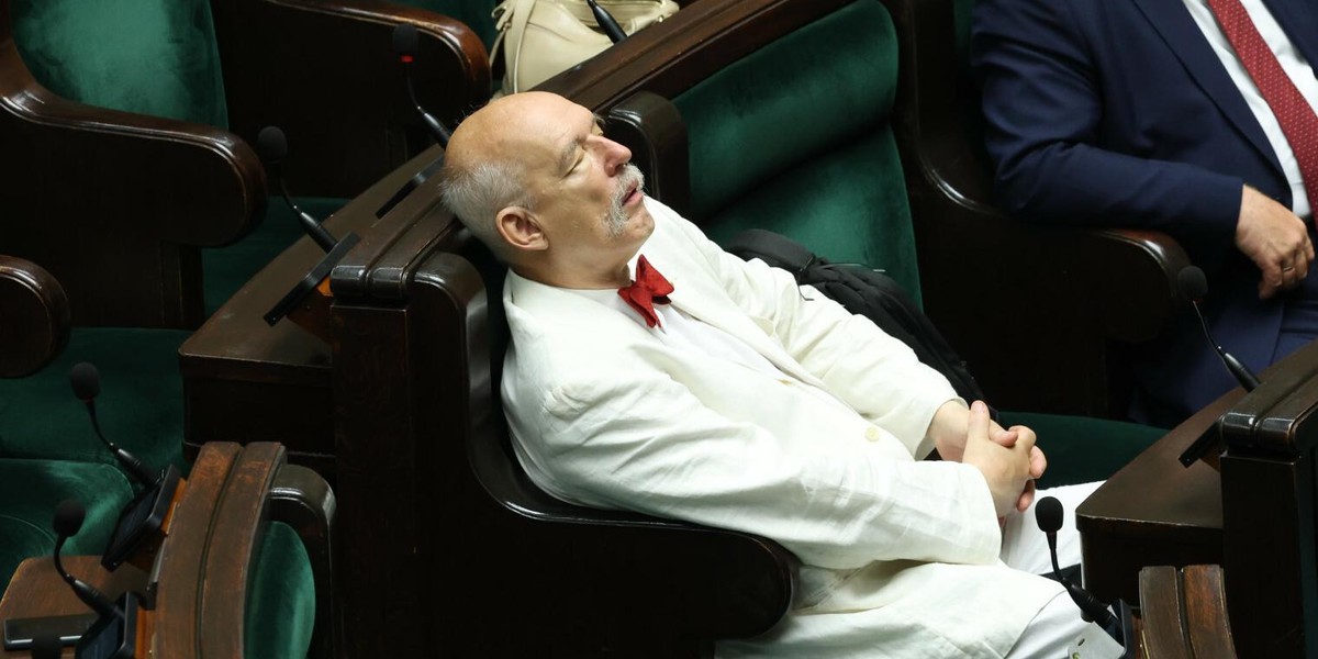 Korwin zasnął na live i kamera nagrała akcję ratunkową - Joe Monster