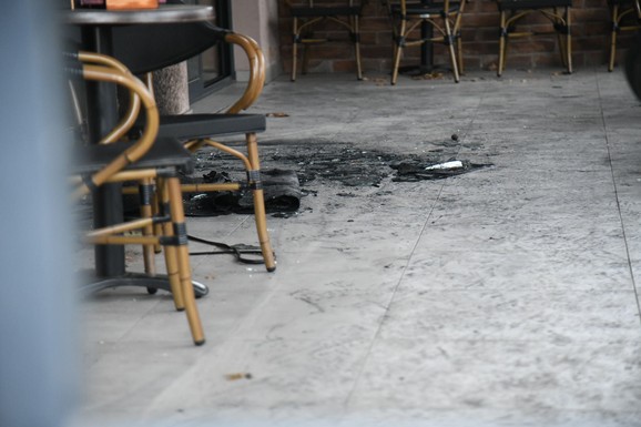 (FOTO) LOKAL POTPUNO SPRŽEN! Prve slike zapaljenog kafića na Vračaru ...