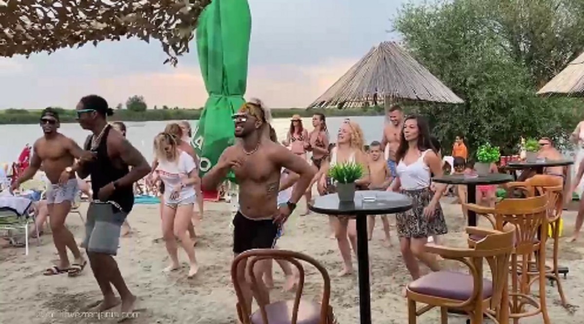 Ovo nije Kuba, ovo je JEDAN GRAD U SRBIJI gde hrle turisti: Šetali su PESKAROM, a kada su videli ...