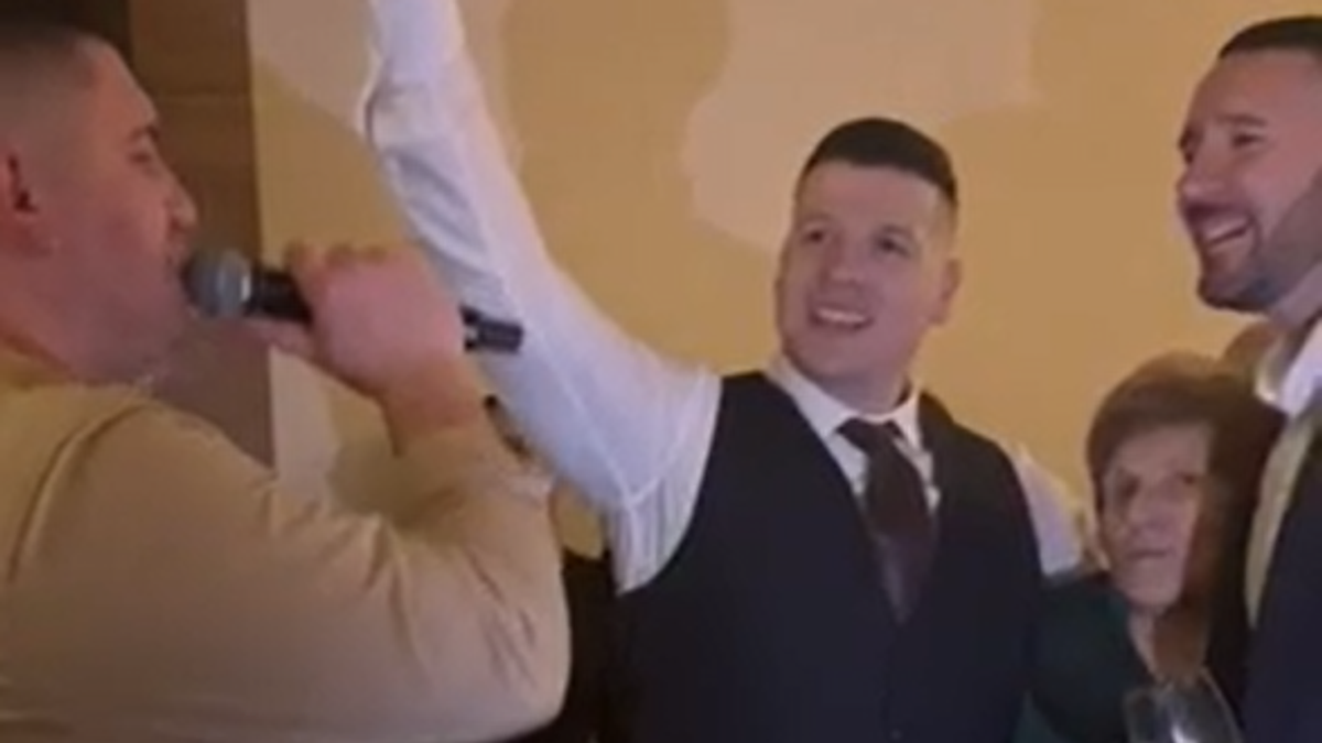 Sloba Radanović se veseli na svadbi sa Jelenom, grli majku dok mu pevaju Boško Nikolić i ...