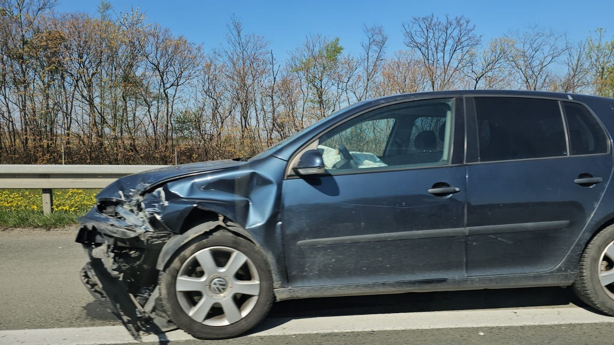 Udes na autoputu Beograd-Niš, smrskana dva automobila - Blic