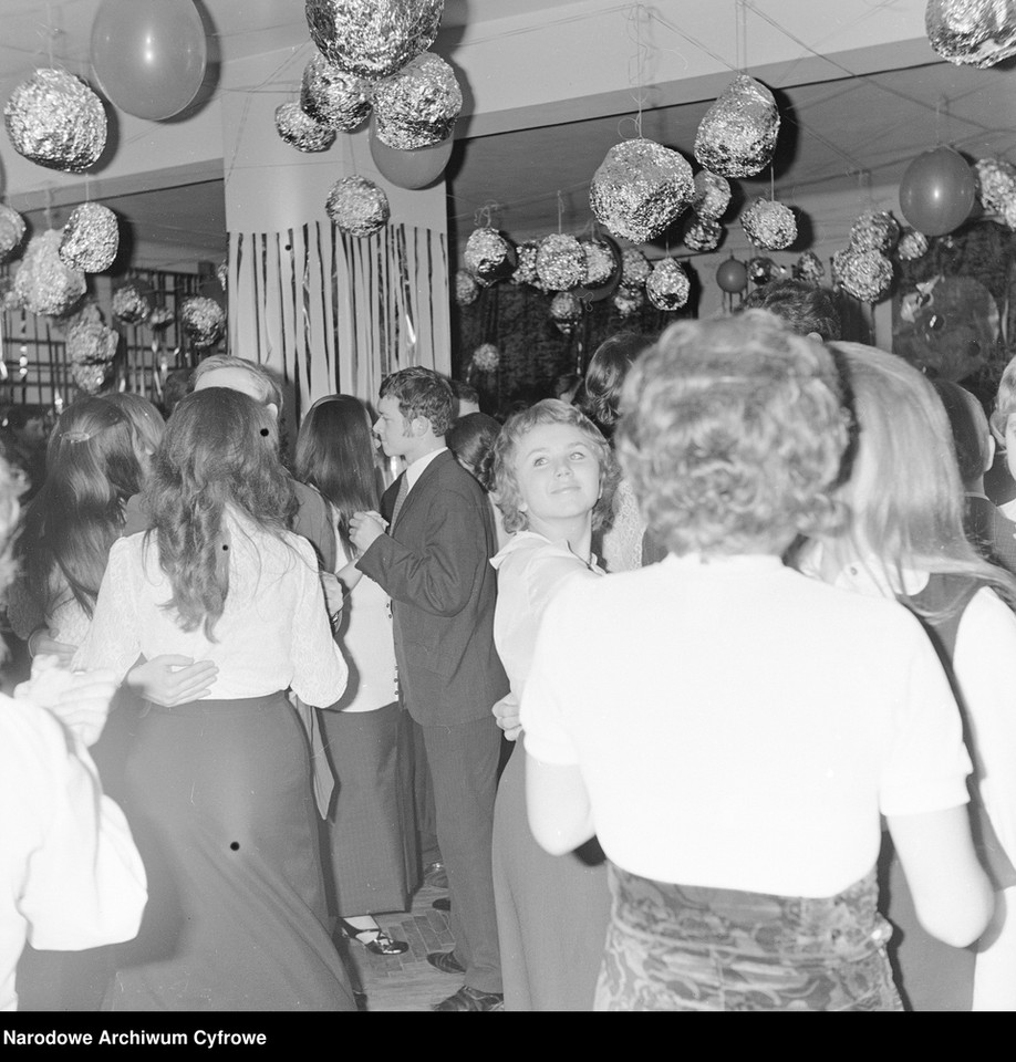 Studniówka w PRL-u. Białe bluzki, krótkie krawaty i bal na sali ...