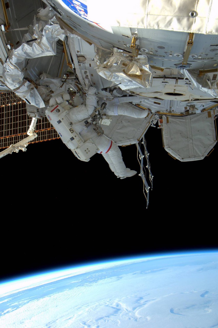Astronaut pola sata proveo van svemirske stanice - Blic