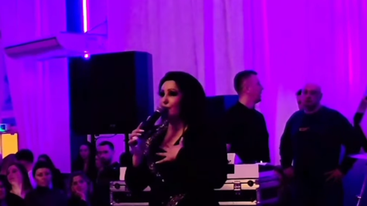 Dragana Mirković prekinula koncert zbog smrti Saše Popovića: Na bini saznala za njegovu smrt - Blic