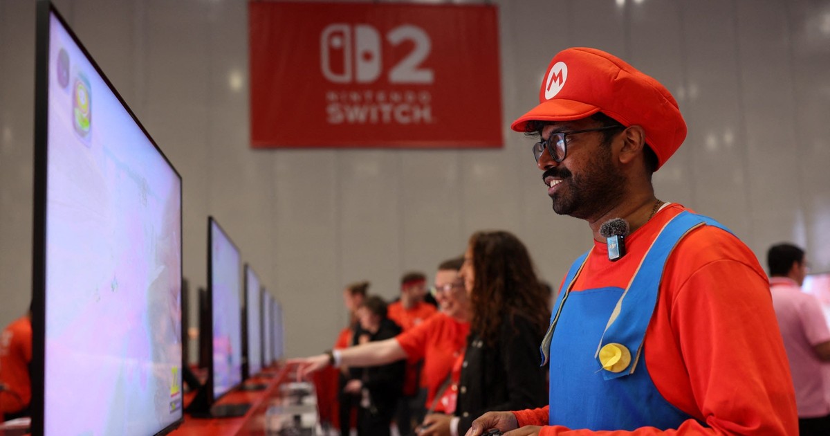 The midnight launch event is back: Photos show lines around the world ...