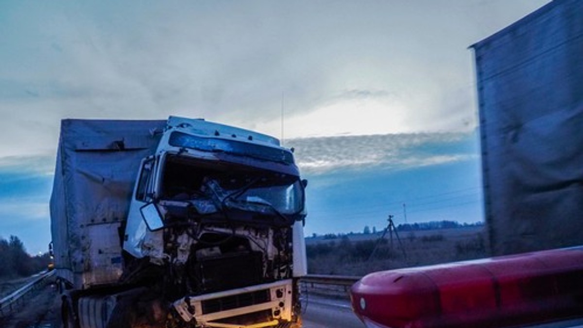 Vozač preživeo jeziv sudar na autoputu I-84: pikap zgnječen između dva šlepera, a on izašao živ ...