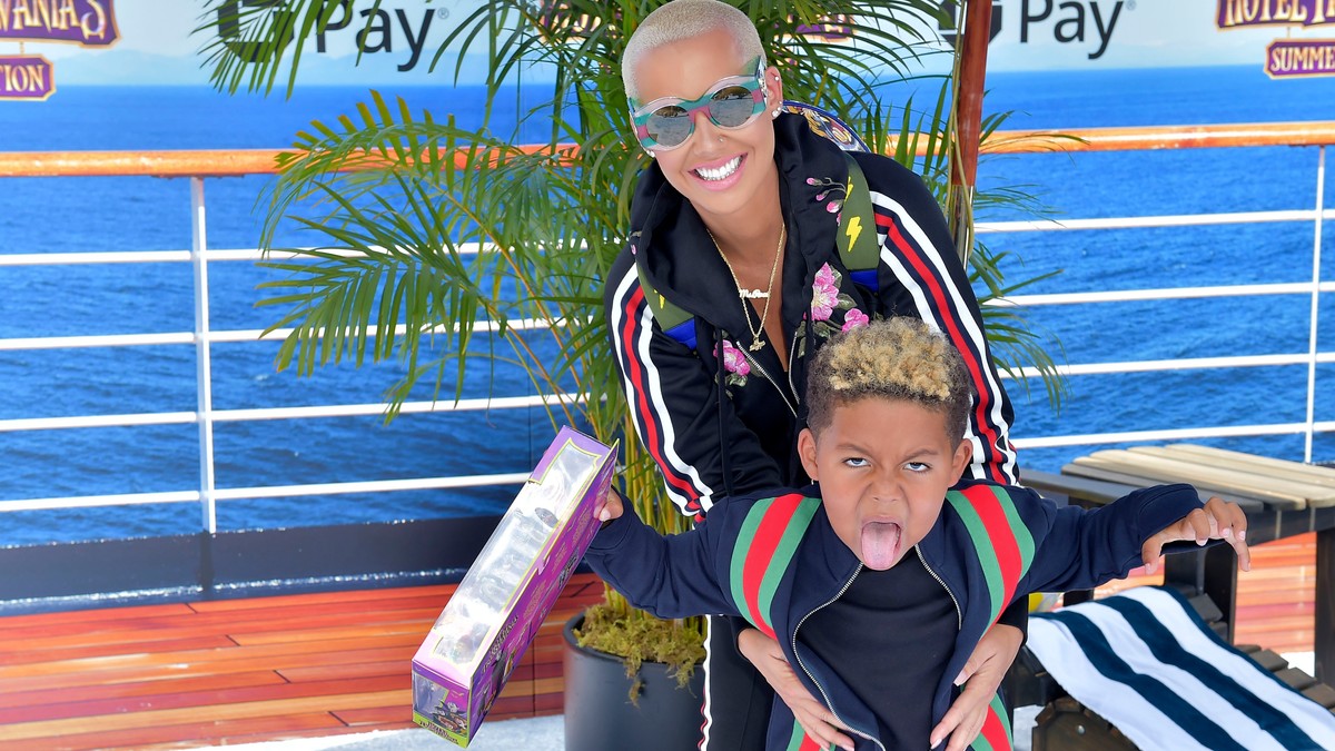 Mi történt? Egyik pillanatról a másikra lett hosszú haja Amber Rose-nak ...