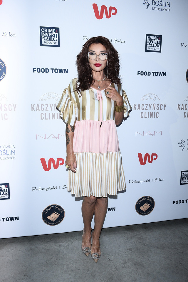 Ewa Minge w dziewczęcej sukience. Wszyscy patrzyli na Joannę Opozdę ...