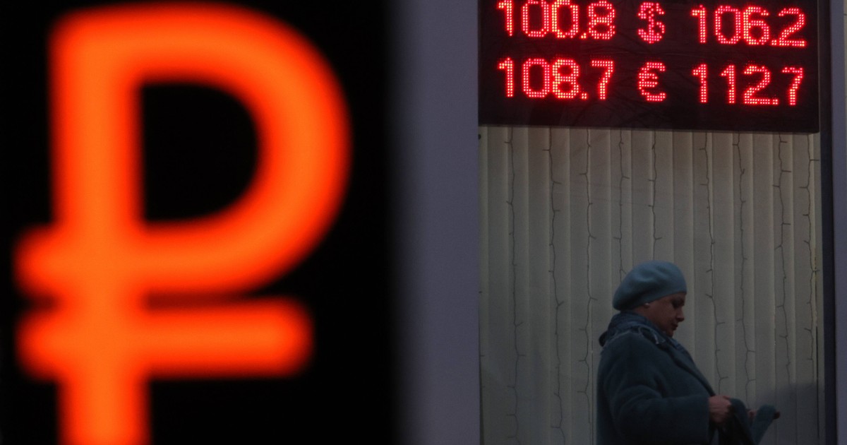 Bank Centralny wyjaśnił załamanie rubla. To efekt ciosu zadanego przez ...