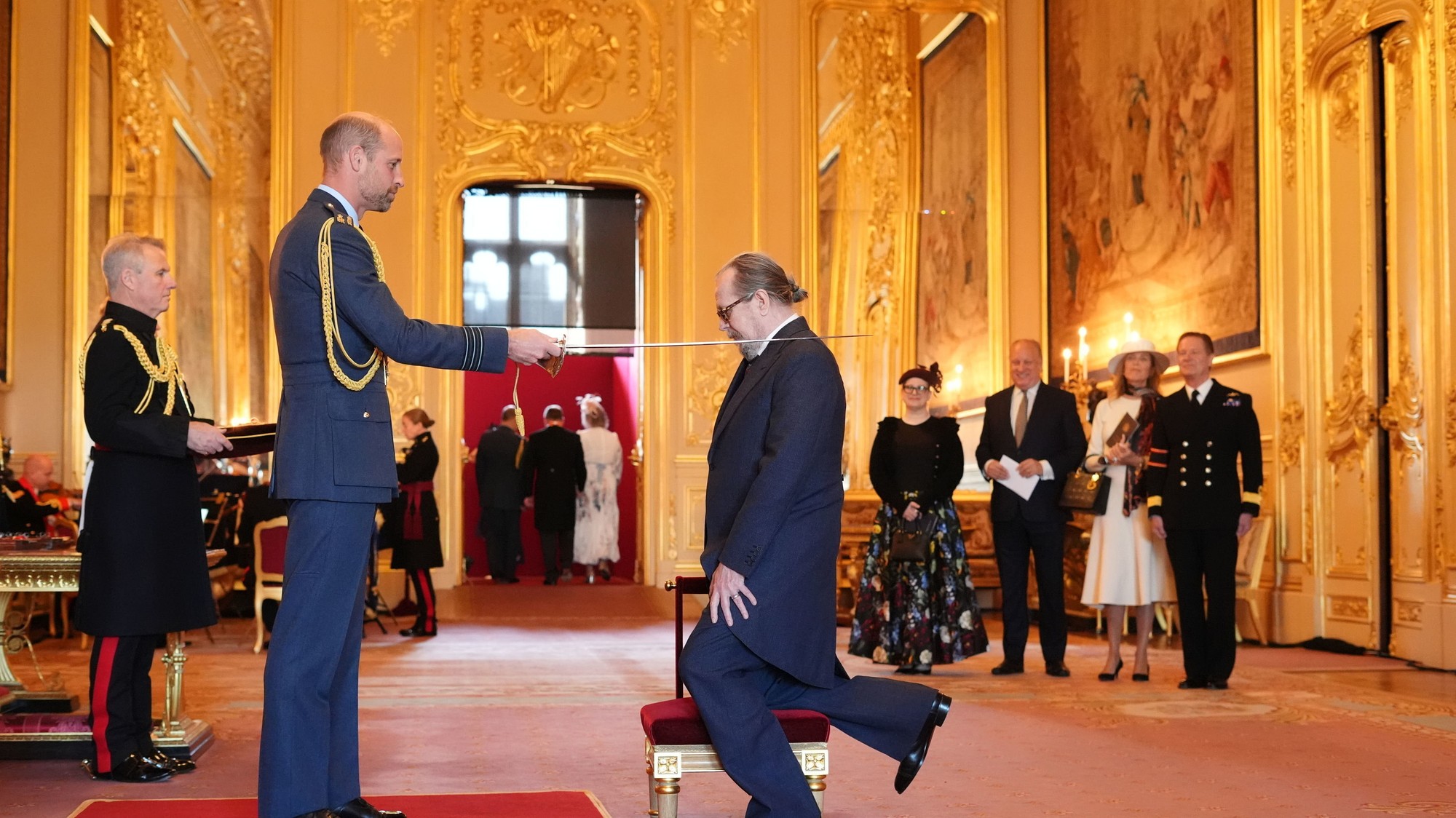 Veľká pocta pre herca Garyho Oldmana: Od princa Williama si prevzal ...