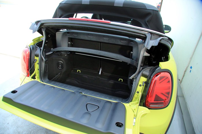 MINI cabrio. Frajda z jazdy bez dachu - Auto Świat