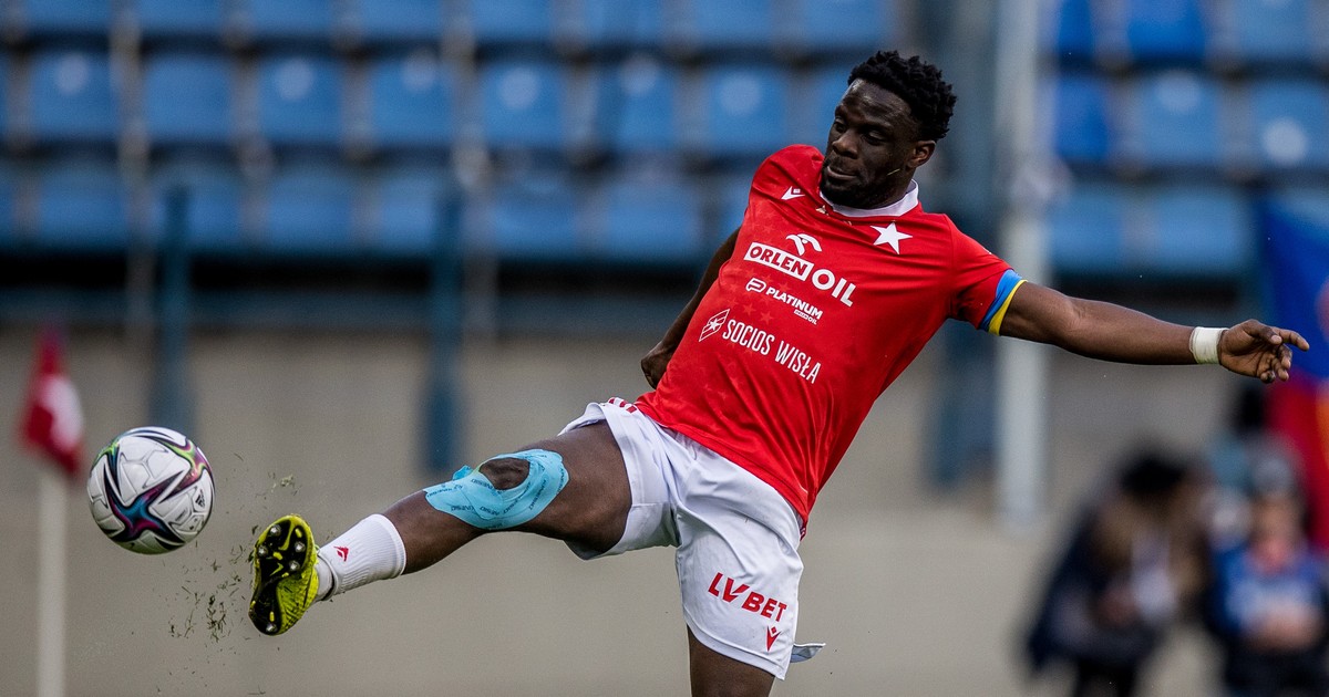 Elvis Manu. Gracz Wisły postanowi zagrać w siatkówkę w polu karnym! [WIDEO]