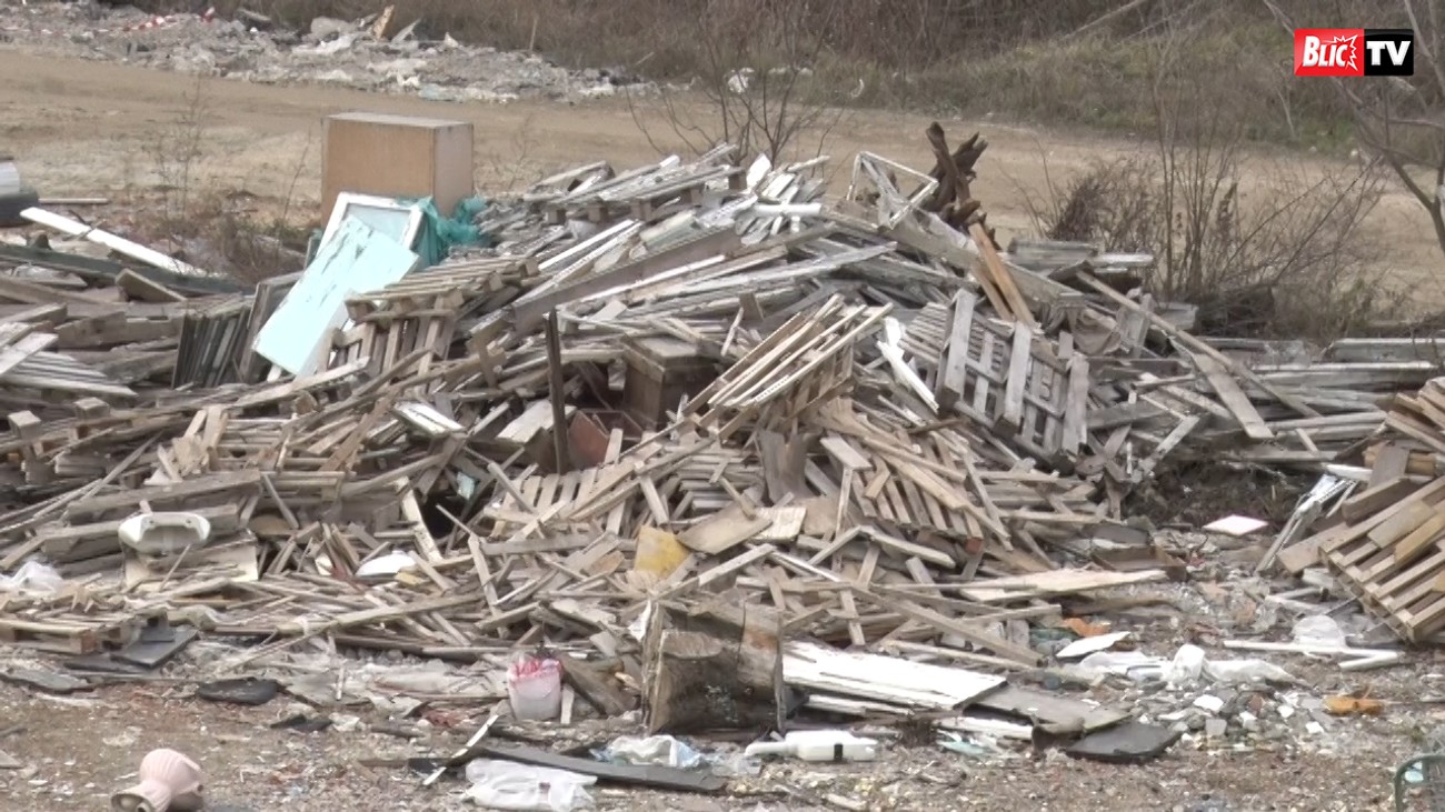DIVLJA DEPONIJA NA OBALI DUNAVA Ispod Pančevačkog mosta građevinci ...