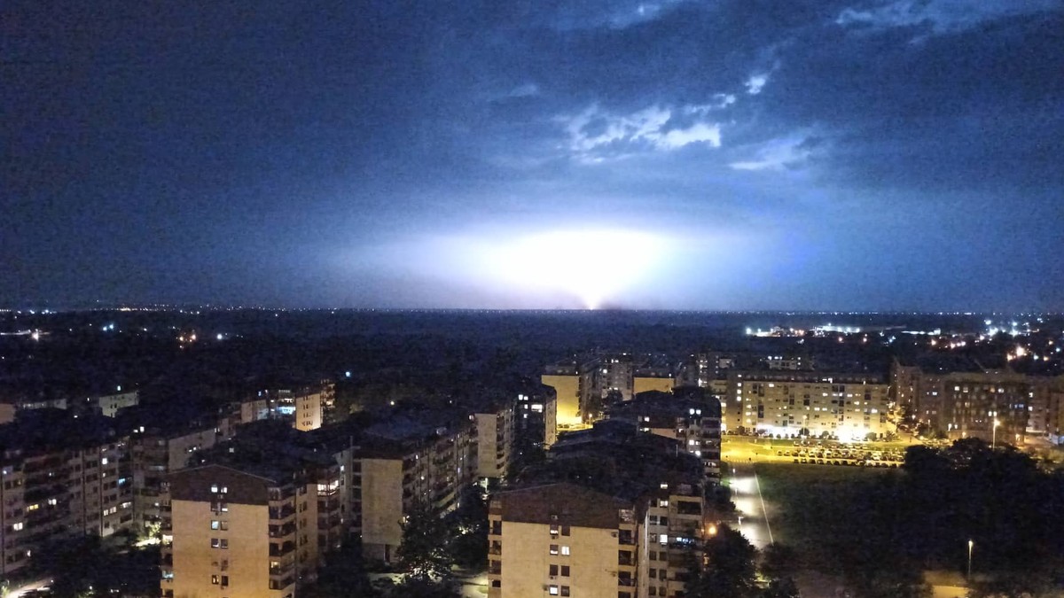 NEVREME POGODILO SRBIJU, STIŽE I U BEOGRAD Jaka kiša širom zemlje, GROM ...