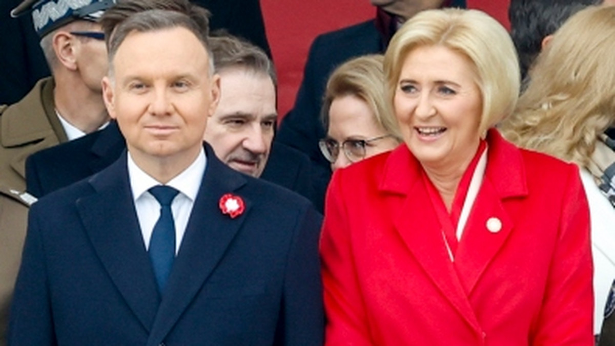 Andrzej Duda z żoną podczas uroczystości. Nagranie hitem internetu ...