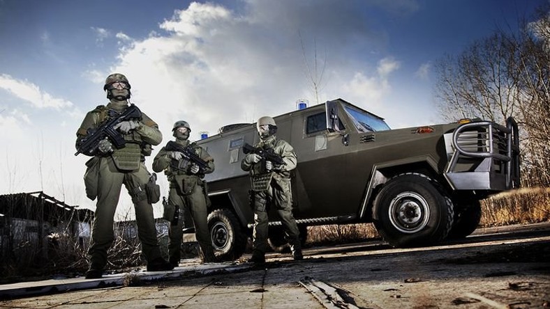 Polski dzik kulom się nie kłania! Zobacz, czym ściga i patroluje ...