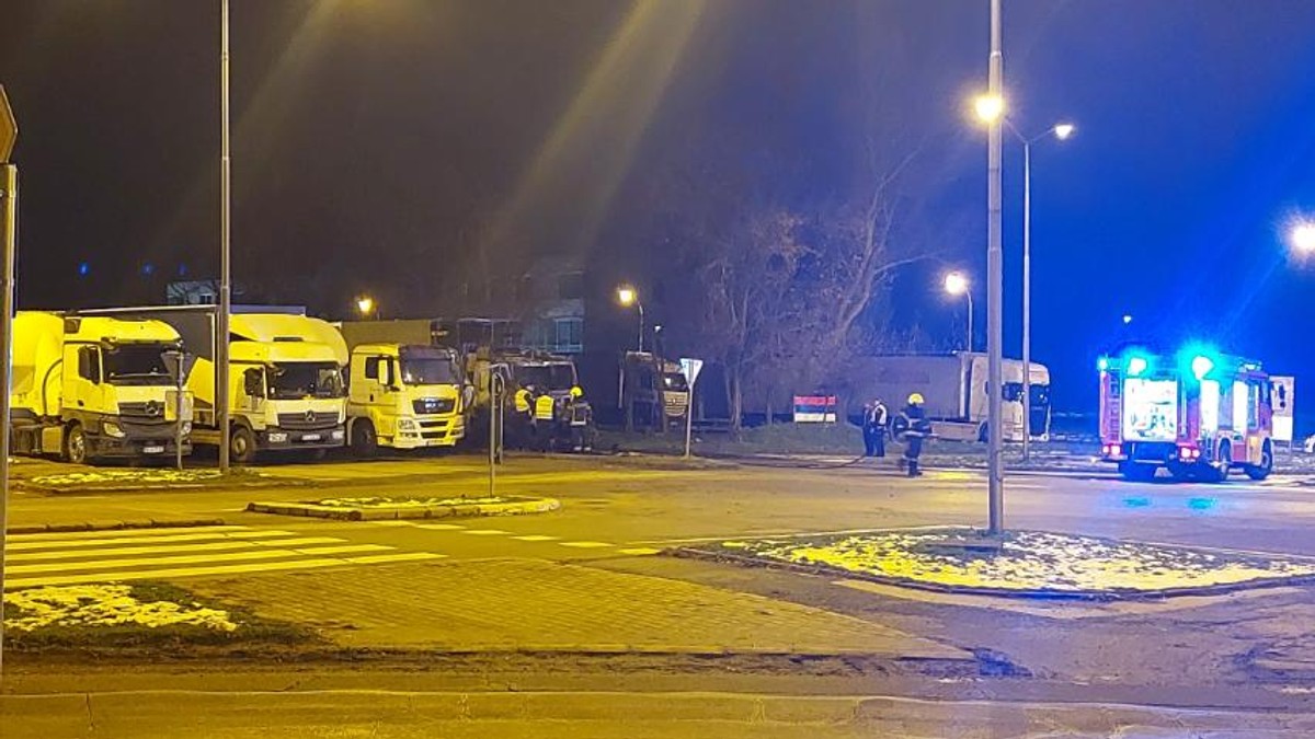 STRAVIČNA NESREĆA U NOVOM SADU Automobil eksplodirao nakon sudara sa kamionom, POGINULE DVE ...