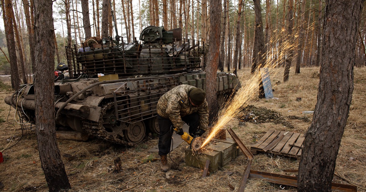 Ukraine shows even the toughest tanks can't go to war anymore without ...