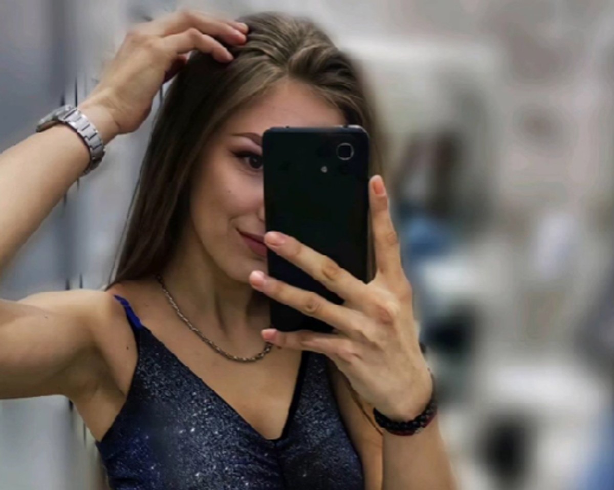 Jovana izgleda kao model, ali radi najteže seoske poslove - cepa drva i vozi traktor, a i kamion ...