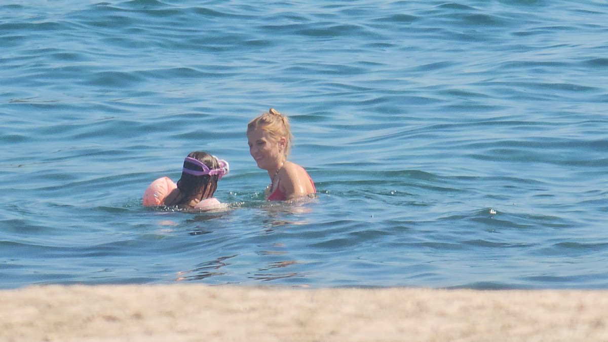 Uslikali smo Nevenu Božović sa ćerkom na plaži u Budvi, bacila peškir na plažu - Blic