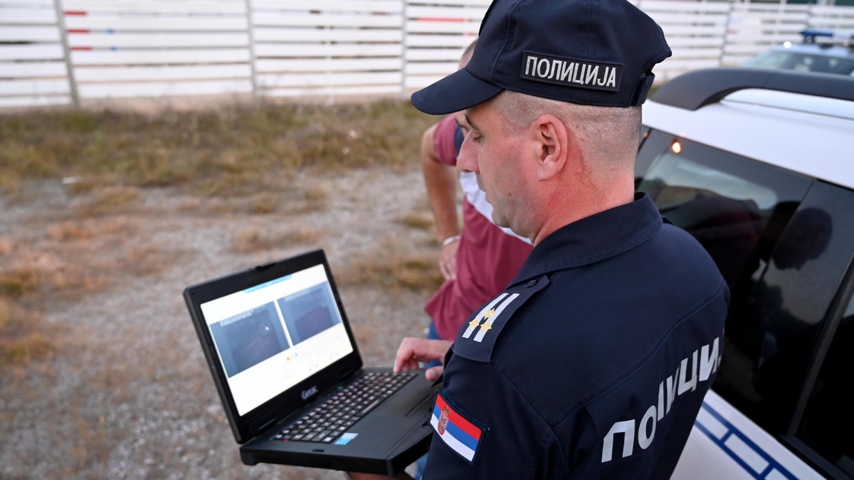 Vozili 240 na sat kod Sremske Mitrovice: Policija zaustavila strane državljane - Blic