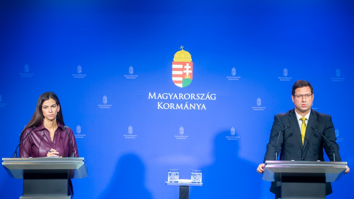 Gulyás Gergely Kormányinfója, itt vannak a kormány rendkívüli ...