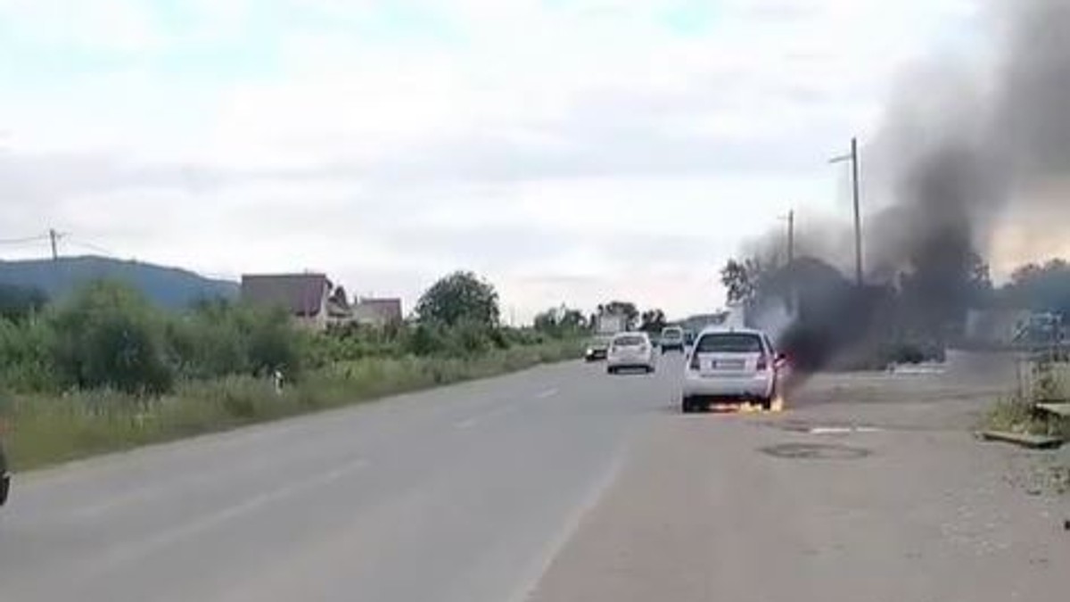 Saobraćajna nesreća u Vrnjačkoj banji: Zapalio se automobil nasred ulice - Blic