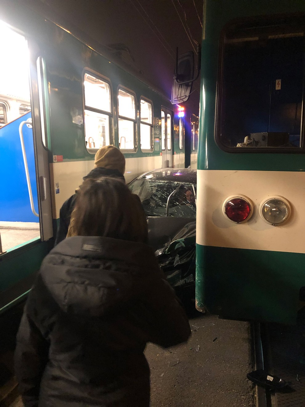 Komoly baleset a Sashalom HÉV-megállónál: a szerelvények közé szorult ...