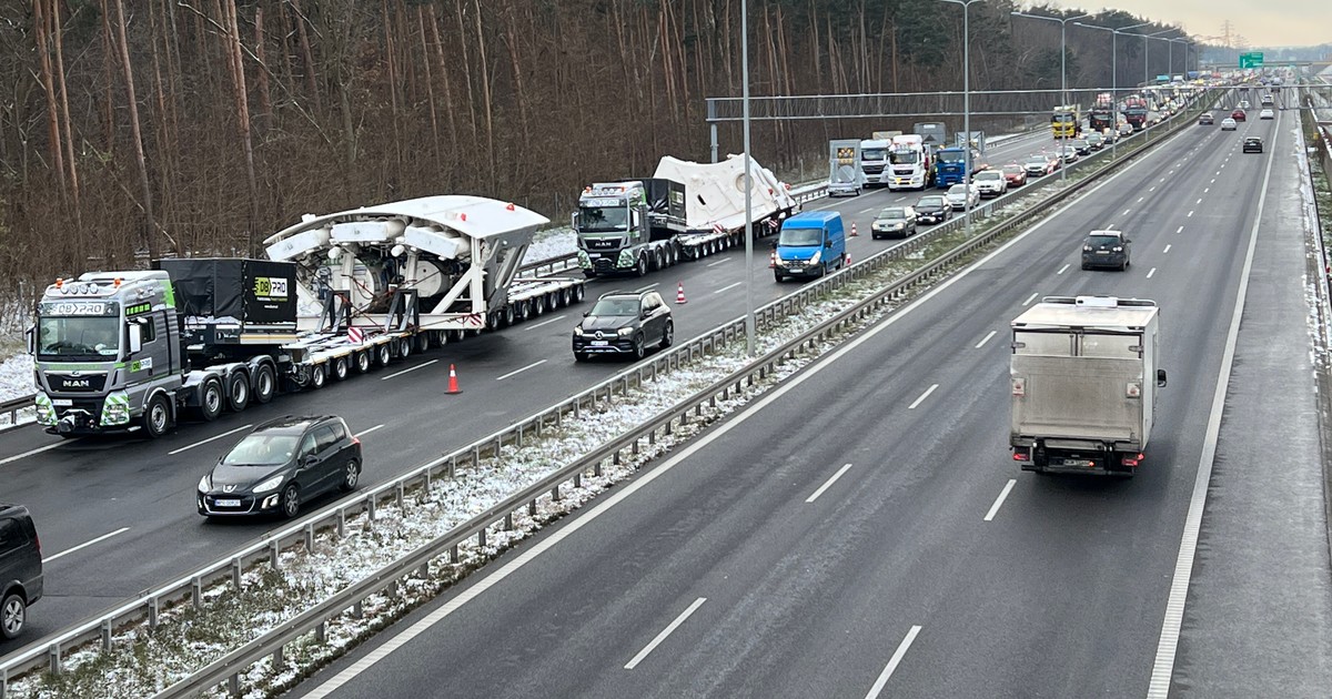 Transport gigantycznej maszyny TBM "odpoczywa" na S8 pod Warszawą. Już ...