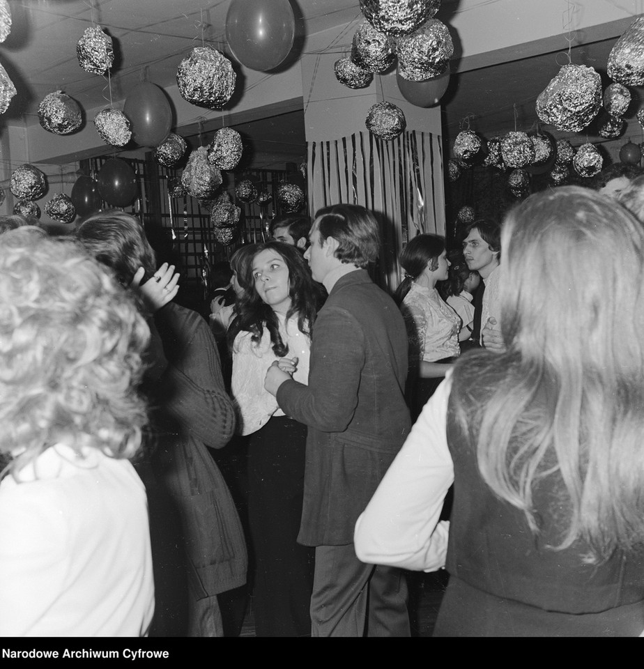 Studniówka w PRL-u. Białe bluzki, krótkie krawaty i bal na sali ...