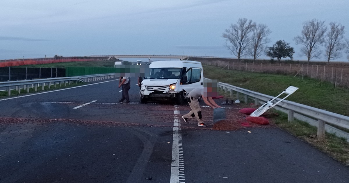 Szalagkorlátnak csapódott egy furgon az M30-ason, mert túl sok makkot szállított - Blikk