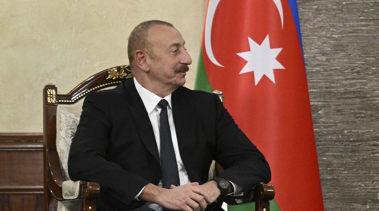 Az azeri elnök felvonta az azerbajdzsáni lobogót Khankendiben - Blikk