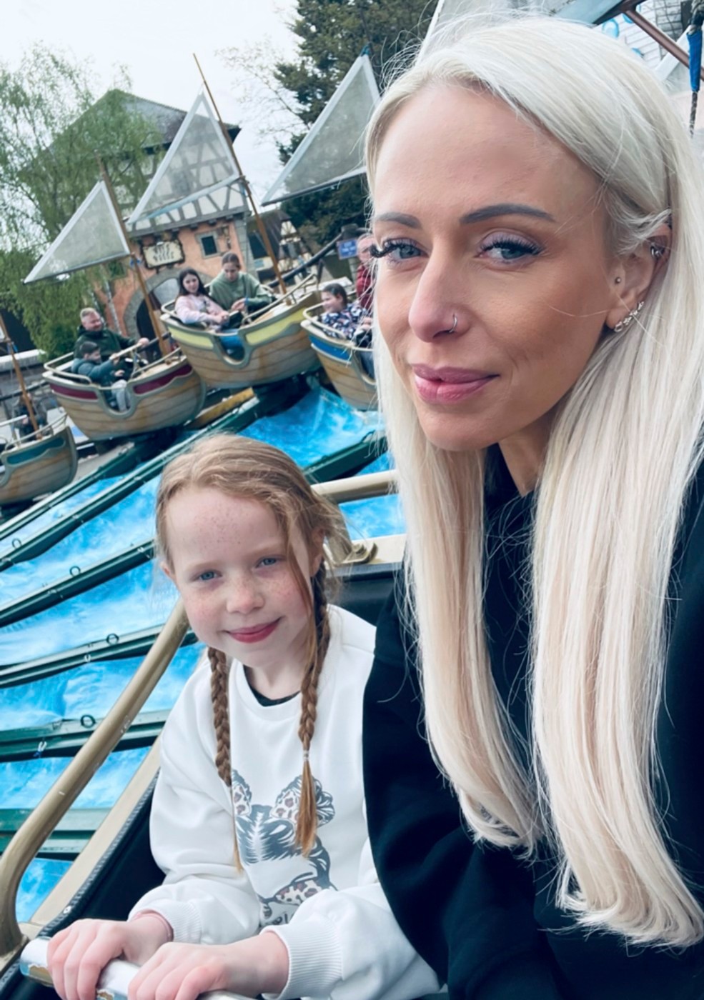 Anyukájával emeli a súlyokat a 8 éves Issy - Blikk