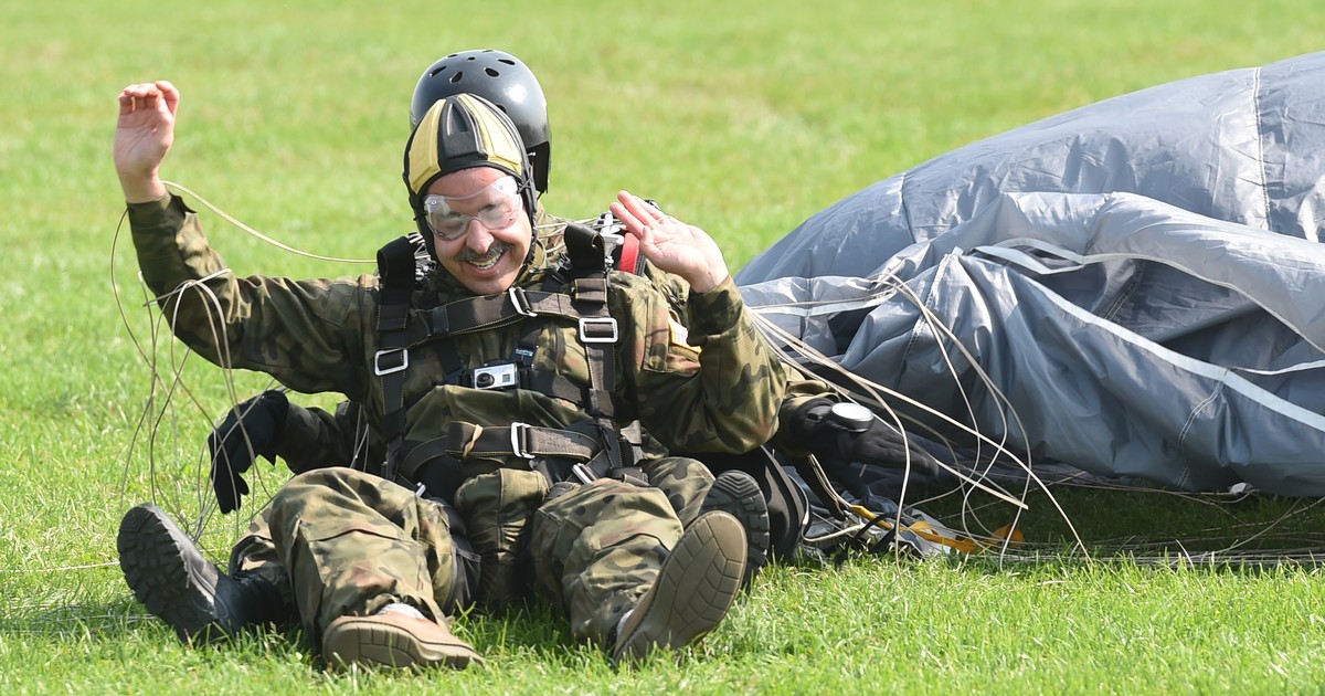 Ambasador USA skoczył ze spadochronem z polskimi żołnierzami - Wiadomości