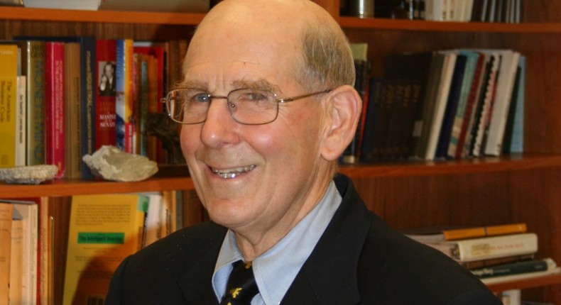 Gary Shilling says the S&P 500 may crash 30%, a recession will hit ...