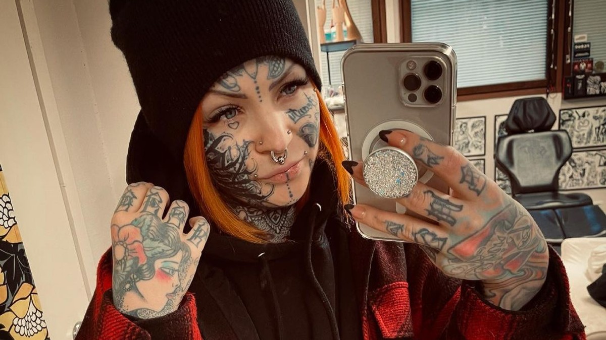 žena prekrivena tetovažama - Žena.rs